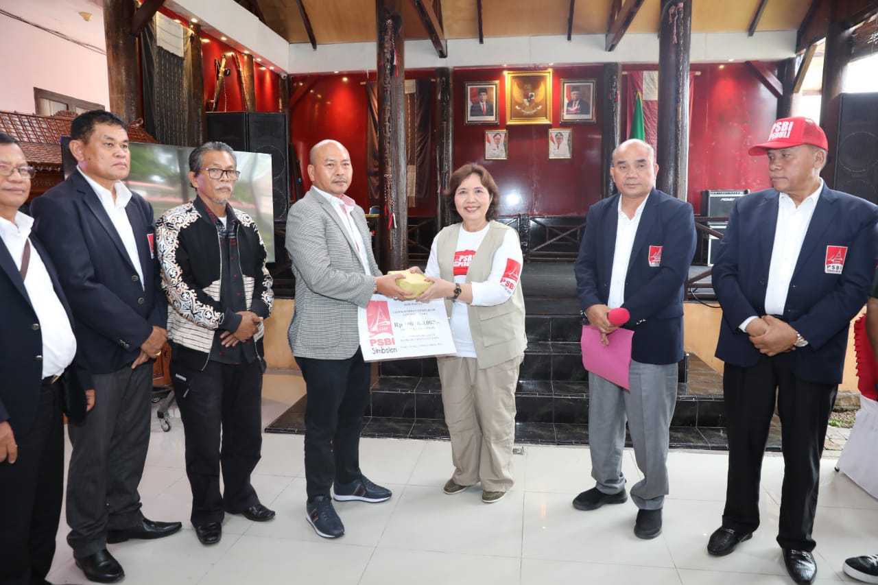 Bupati Tapanuli Utara Drs Nikson Nababan Terima Bantuan Bencana Alam ...